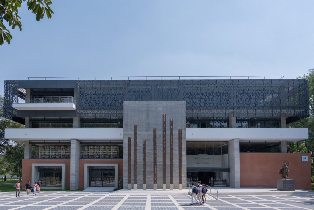 Biblioteca del ITESO en Guadalajara ofrece un espacio apropiado para ...